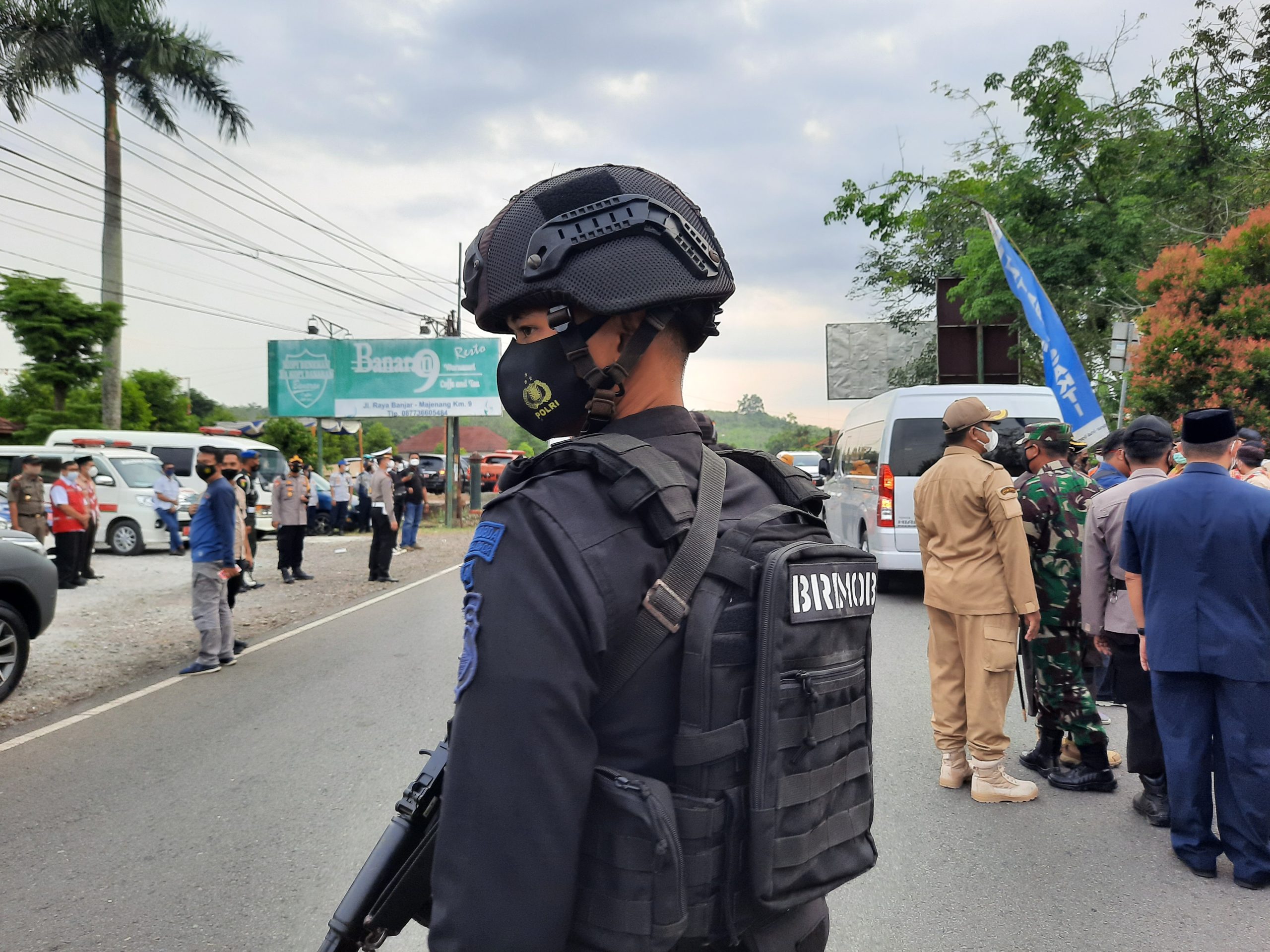Brimob Jaga Petugas di Pos Perbatasan - Bercahaya News