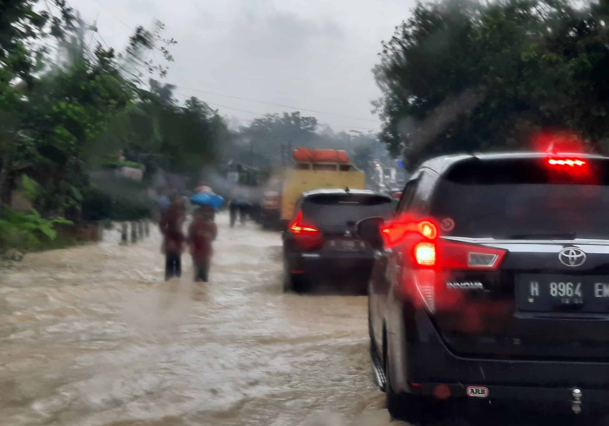 Hujan Deras Akibatkan Banjir dan Rendam Jalan Utama - Bercahaya News