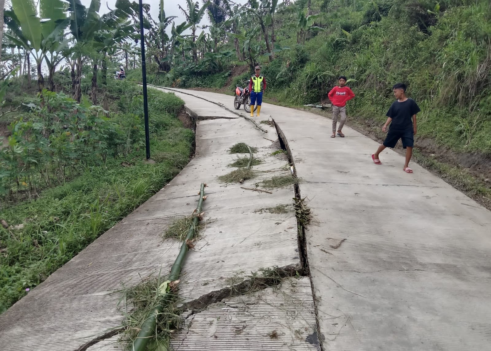 Jalan Cor Beton Amblas Akibat Hujan Deras - Bercahaya News