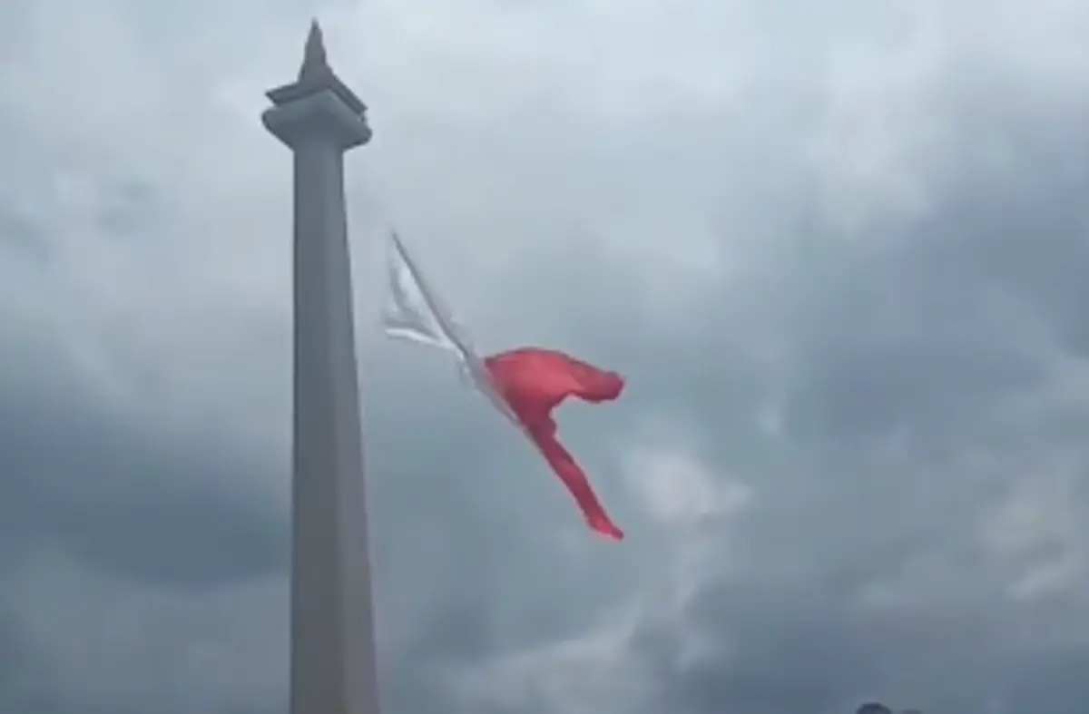 Bendera Merah Putih Robek Saat Gladi Resik HUT ke-80 TNI di Monas ...